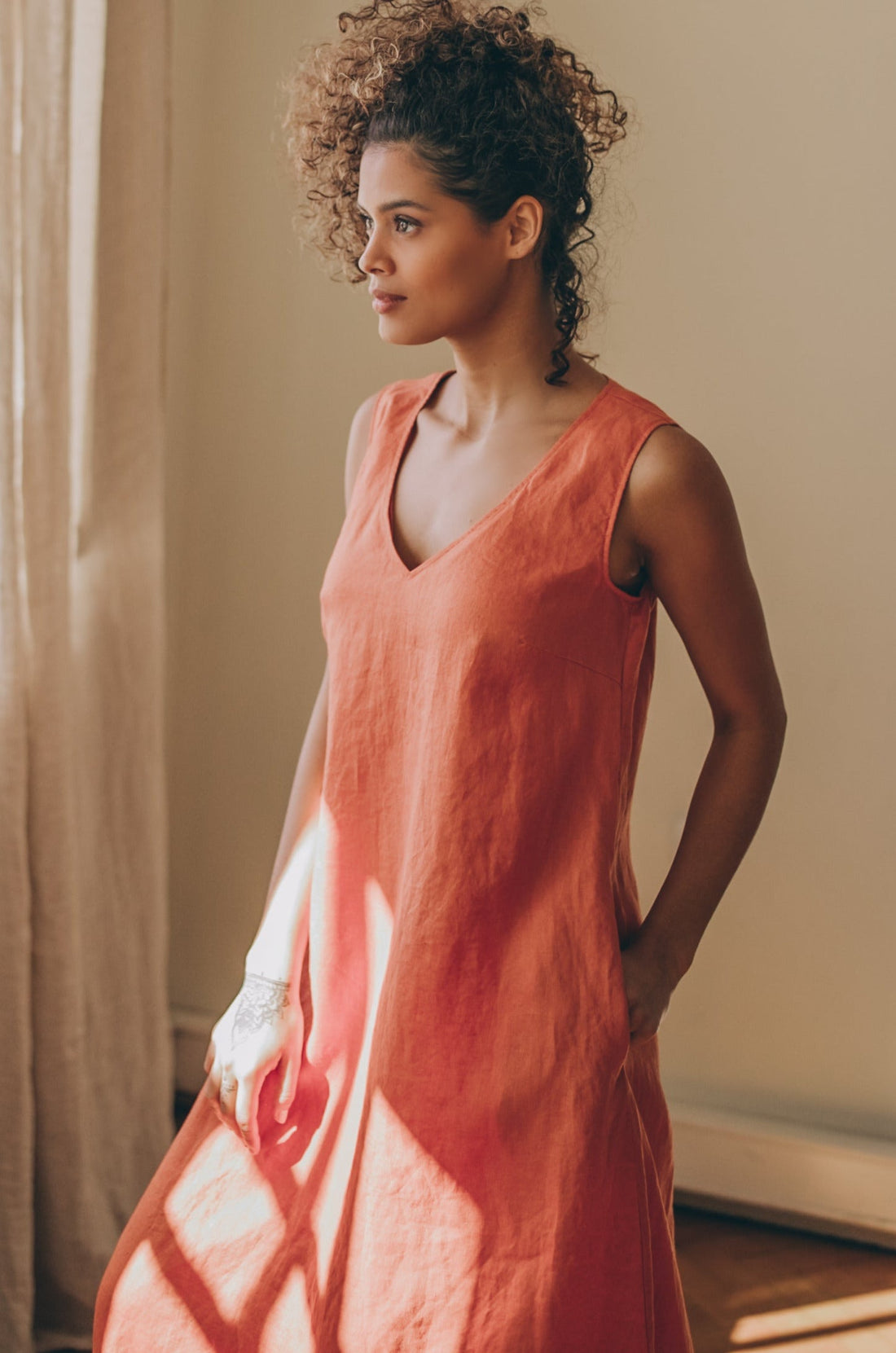 Minimalist Linen Maxi Dress with V-neck – VisibleArtShop